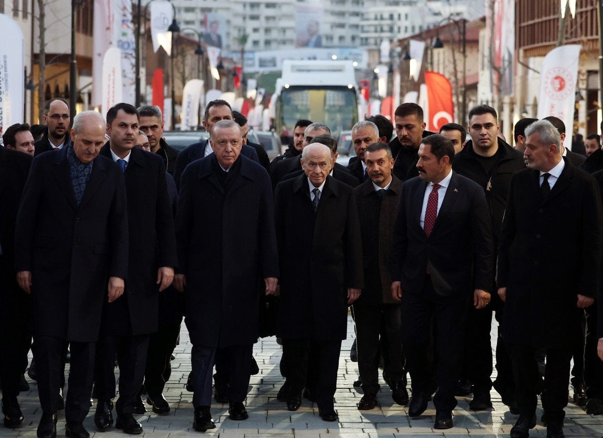 Cumhurbaşkanı Erdoğan ve Devlet Bahçeli Hatay’daki biten konutları inceledi